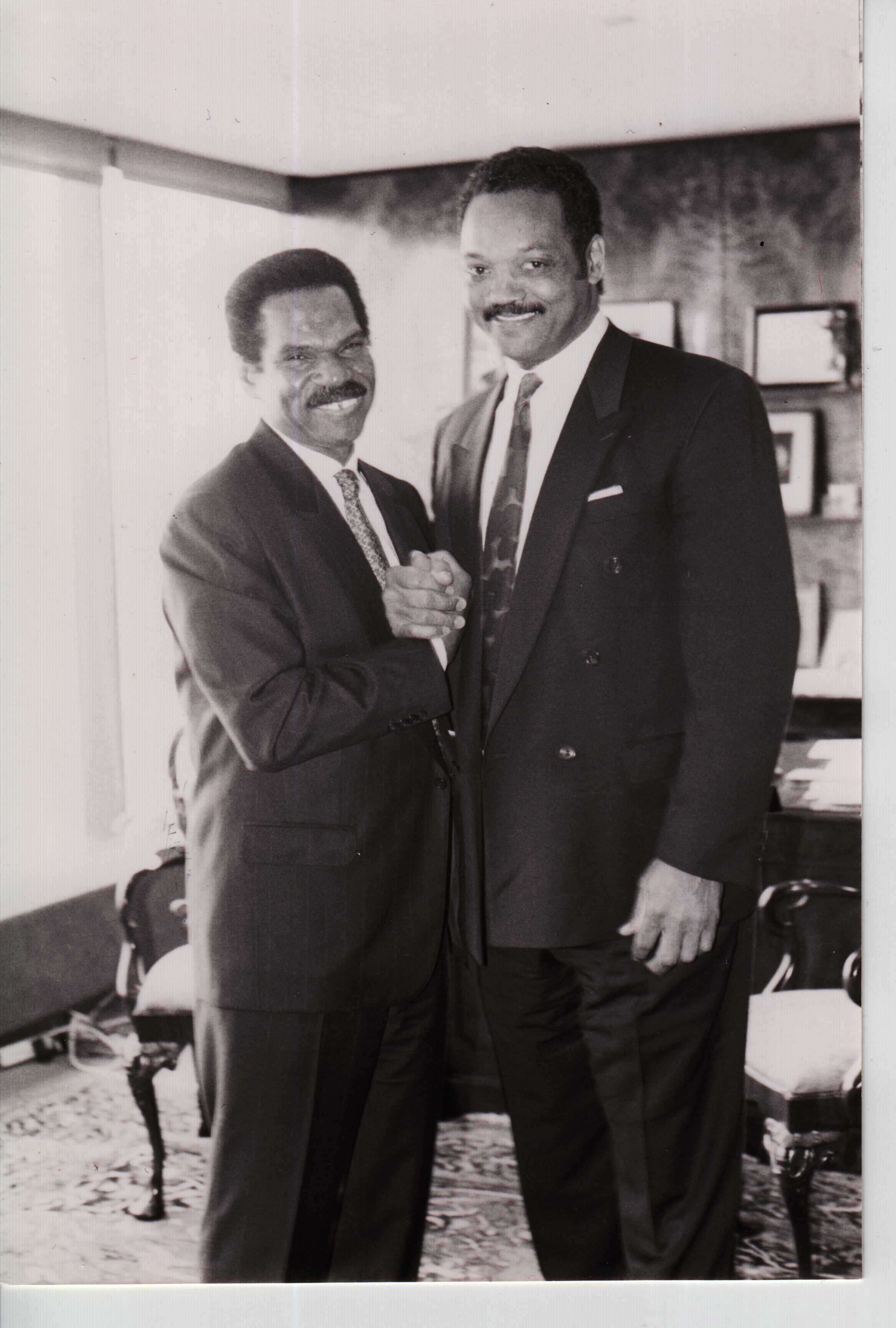 ESTANTE LITERÁRIA – O BILIONÁRIO REGINALD F. LEWIS | Lado B. NYC